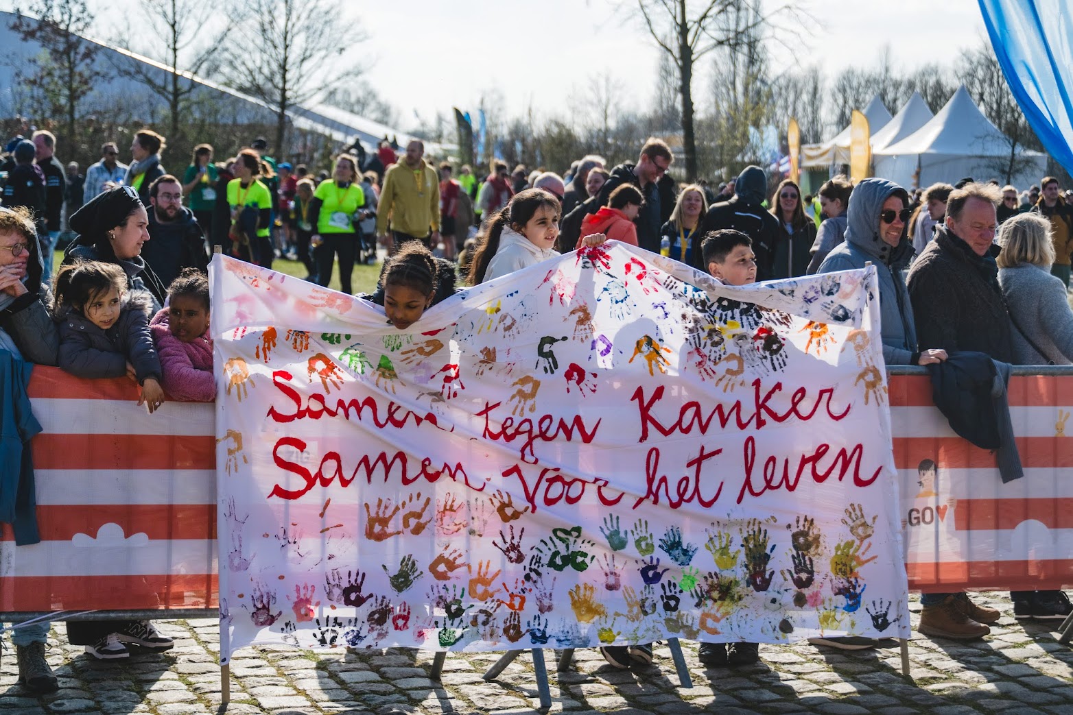 Recordaantal van 1033 teams aan de start van de 100km-run voor Kom op tegen Kanker